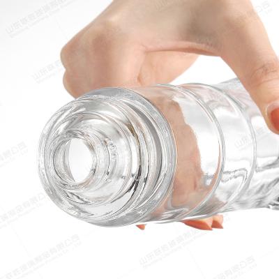 Cina 700 ml bottiglia di vetro con tipo di chiusura del coperchio di vetro e superficie deccale per gin e tequila in vendita