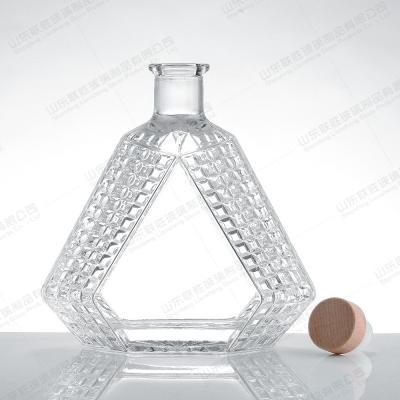 Cina Logo personalizzato Acceptabile triangolo di vetro bottiglia di gin rum vino con modello di favo di miele in vendita
