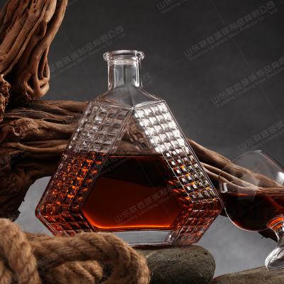 Cina Logo personalizzato Acceptabile triangolo di vetro bottiglia di gin rum vino con modello di favo di miele in vendita
