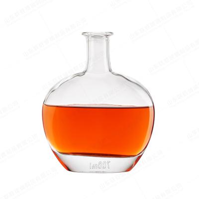 China Garrafas de vidro de estampagem a quente para bebidas alcoólicas personalizadas 250 ml 500 ml forma redonda plana à venda