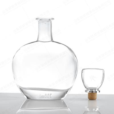 Cina Bottiglie di vetro stampate a caldo per liquori personalizzate da 250 ml a 500 ml di forma rotonda piatta in vendita