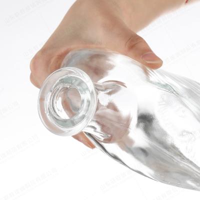 Cina Bottiglie di vetro stampate a caldo per liquori personalizzate da 250 ml a 500 ml di forma rotonda piatta in vendita