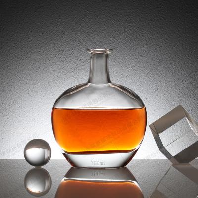 Cina Bottiglie di vetro stampate a caldo per liquori personalizzate da 250 ml a 500 ml di forma rotonda piatta in vendita