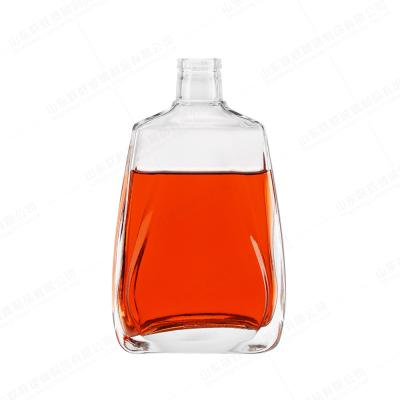 China Estampagem a quente Manuseio da superfície 500ml 750ml 1000ml Garrafa de vidro para bebidas alcoólicas Garrafa quadrada à venda