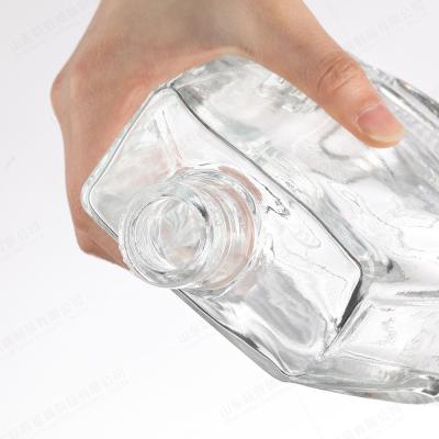 Cina Trattamento superficiale a caldo 500 ml 750 ml 1000 ml Bottiglia di vetro per liquori Bottiglia quadrata in vendita
