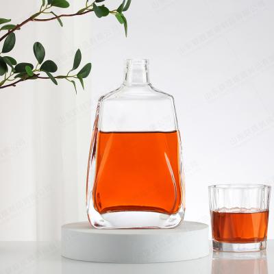 Cina Trattamento superficiale a caldo 500 ml 750 ml 1000 ml Bottiglia di vetro per liquori Bottiglia quadrata in vendita