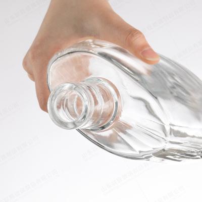 Cina Bottiglia di tequila in vetro trasparente con coperchio dorato in vendita
