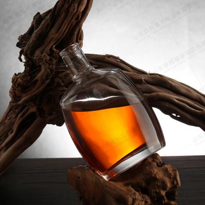 Cina Bottiglia di tequila in vetro trasparente con coperchio dorato in vendita