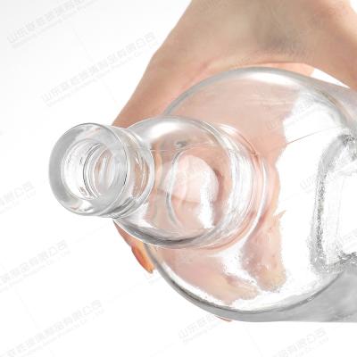 Cina 500 ml 700 ml 750 ml bottiglia di whisky in vetro trasparente con tappo di sughero e vetro in vendita