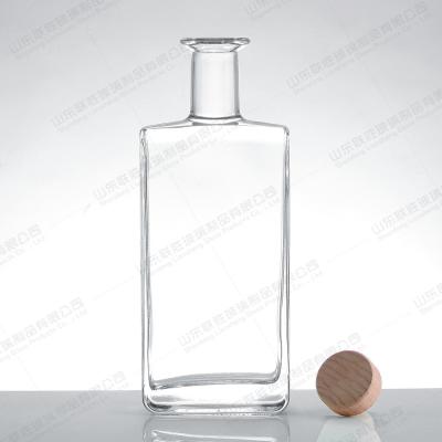Cina Bottiglia di vetro piatta quadrata personalizzata per gin whisky rum 500ml 750ml 700ml in vendita