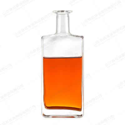 Cina Bottiglia di vetro piatta quadrata personalizzata per gin whisky rum 500ml 750ml 700ml in vendita