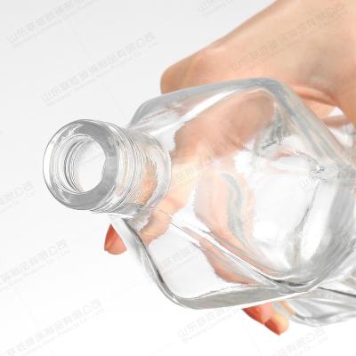 Cina Dimensioni personalizzate Acceptate bottiglia di vetro con tappo di sughero per whisky liquore Materiale di base vetro in vendita