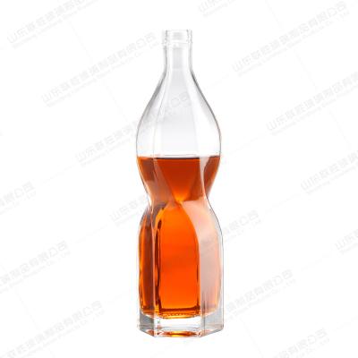 Cina Dimensioni personalizzate Acceptate bottiglia di vetro con tappo di sughero per whisky liquore Materiale di base vetro in vendita