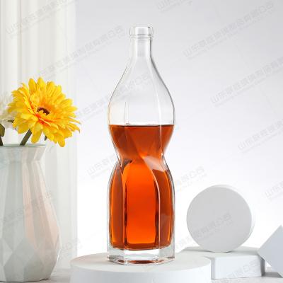 Cina Dimensioni personalizzate Acceptate bottiglia di vetro con tappo di sughero per whisky liquore Materiale di base vetro in vendita