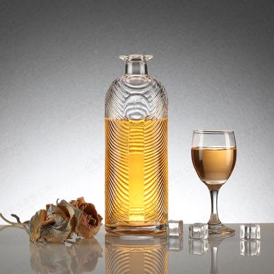 Cina Bottiglia di vetro per whisky vodka forma unica 500ml 700ml Capacità in vendita