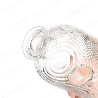 Cina Bottiglia di vetro per whisky vodka forma unica 500ml 700ml Capacità in vendita