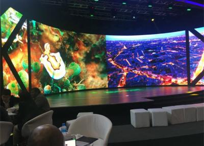 Cina il passo LED esile del pixel di 3.9mm visualizza l'esposizione di LED curva dell'interno per la stazione televisiva di mostra in vendita