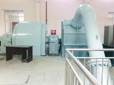 China Spannungswasserturbinengenerator mit benutzerdefinierter Farbe Bürstenlose Anregung Luft/Wasserkühlung zu verkaufen