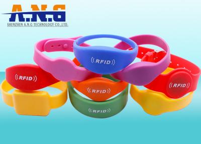 Cina Polsino soddisfacente del giro RFID del silicone e braccialetti di RFID per i concerti & gli eventi in vendita