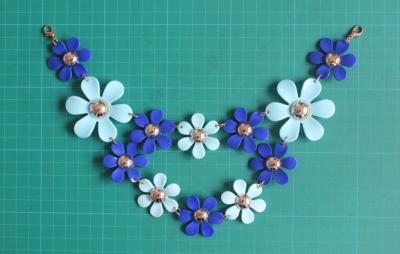 Китай Зацветите ожерелье ABS материальное handmade с зажимами омара золота, синий и светлый - синь продается