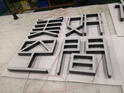 Cina La lettera di Manica al neon del Faux fissato al muro firma la porpora/bianco di 8mm in vendita