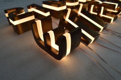 Cina Il Manica acrilico d'ottone placcato di Lit del bordo segna facile con lettere installa/mantiene in vendita