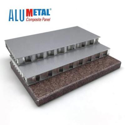 Cina rivestimento esteriore del favo 4x8 di 1mm dello strato di alluminio spesso del pannello a sandwich 10000mm in vendita