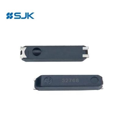 China SJK 7015SMD 32.768KHz Tuning Fork Kristall 0.8pF Typ Shunt Kapazität 20ppm MC-146 Kreuz zu verkaufen