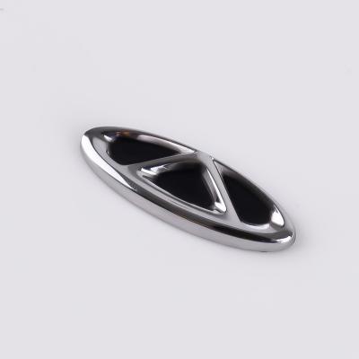 Cina Etichette metalliche per automobili in argento nickel personalizzate e prodotte colore personalizzato in vendita