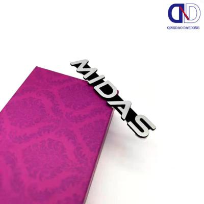 Cina Produzione personalizzata di logo metallico in alluminio per le esigenze di installazione OEM in vendita
