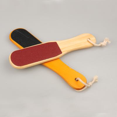 Cina Raddoppi il dispositivo di rimozione parteggiato del callo degli strumenti di pedicure dell'amplificatore del chiodo con la maniglia di legno in vendita
