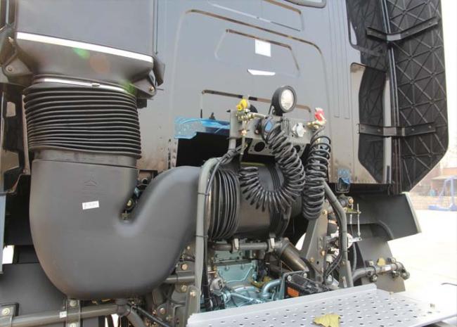 HOWO 6X4 TRACTOR HEAD 10 WHEELER