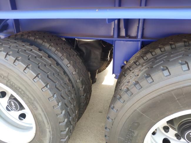 Tipper trailer with airbag suspension