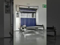 lucht douche tunnel met een vervoerband