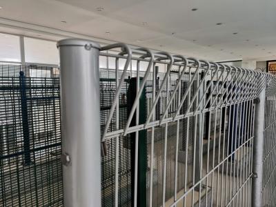 Cina Recinzione superiore del rotolo di piegatura dell'acciaio nero del triangolo zincata a caldo in vendita