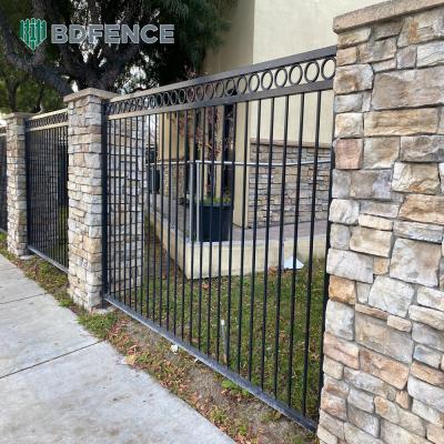 Barrière décorative courte en acier tubulaire