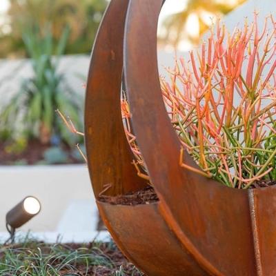 Cina Grandi piantatrici decorative del fiore della palla della lama del metallo di Corten per il paesaggio del giardino in vendita