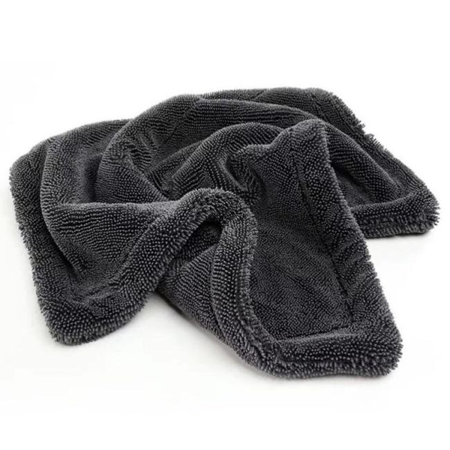 Demonstration of microfiber cloth's water absorption capability