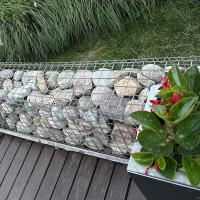 China Welded Gabion Wire Mesh Stone Cage Retaining Wall with Customizable Welding Pattern for sale