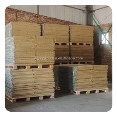 China Barrera de defensa verde hecha con alambre de hierro galvanizado fácil de ensamblar en venta