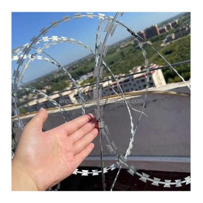 Cina Acciaio di ferro a sbarro di zinco per fattoria/scuola Lunghezza 20m/25m/30m/50m/roll Durable in vendita