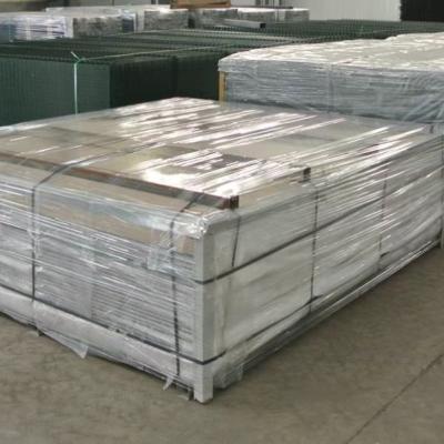 Cina Acciaio termicamente trattato 3D curvo Saldato Wire Mesh Fence di sicurezza pannello con superiore in vendita