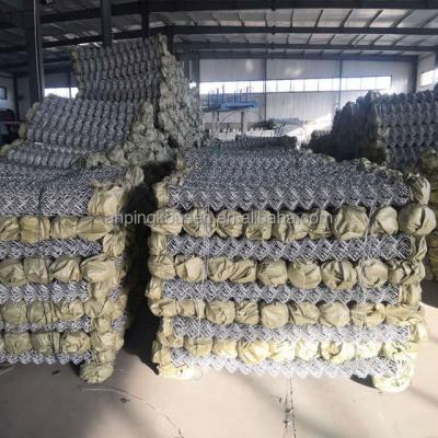 Cina 4 x 50 Galvanizzato Chain Link Fence Ciclone Wire Mesh Elegante e basso tenore di carbonio Acciaio in vendita