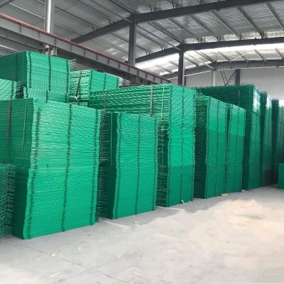 China Vierkante of rechthoekige dubbeldraad hek met gegalvaniseerde en poeder beklede afwerking Te koop