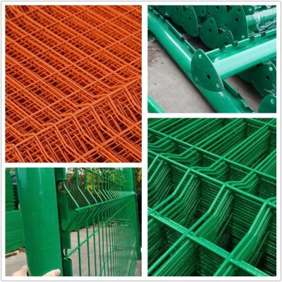Cina Verde PVC rivestito 3D V triangolo piegatura curva Saldato rete di filo di legno di recinzione pannello per giardino in vendita