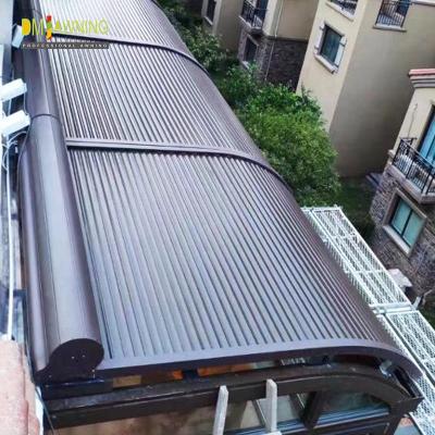 Cina Teto elettrico retrattile Telaio a cerniera a cerniera Teto retrattile in alluminio Persiane esterne a rulli in vendita
