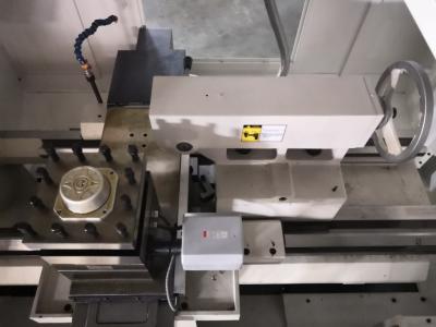 Cina CNC del tornio di CNC della macchina di verticale del letto di inclinazione del letto piano che gira la manica assiale del   250mm delle parti con il motore mandrino 11KW in vendita