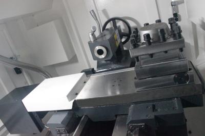 Cina Diametro massimo controllato da computer dell'oscillazione del tornio 630mm dell'asse del metallo CKI6163 sopra la Tabella in vendita