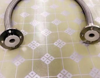 Cina PFA ha allineato i montaggi di tubo flessibile a 3/4 pollici della flangia 19mm del tubo con lo stinco dentato del tubo flessibile in vendita