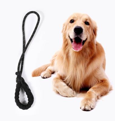 中国 柔らかいハンドル ナイロン長いロープによってカスタマイズされる犬の鎖の調節可能な他人の手先として使われる者の鎖のスリップ 販売のため